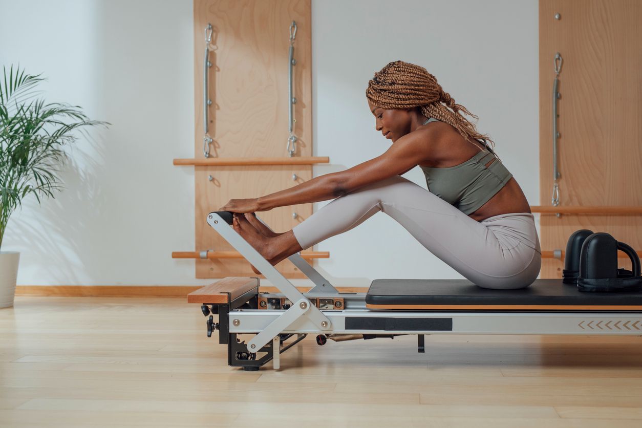 Reformer Pilates vs. Mat Pilates: Which Is Better? – Modern Reform